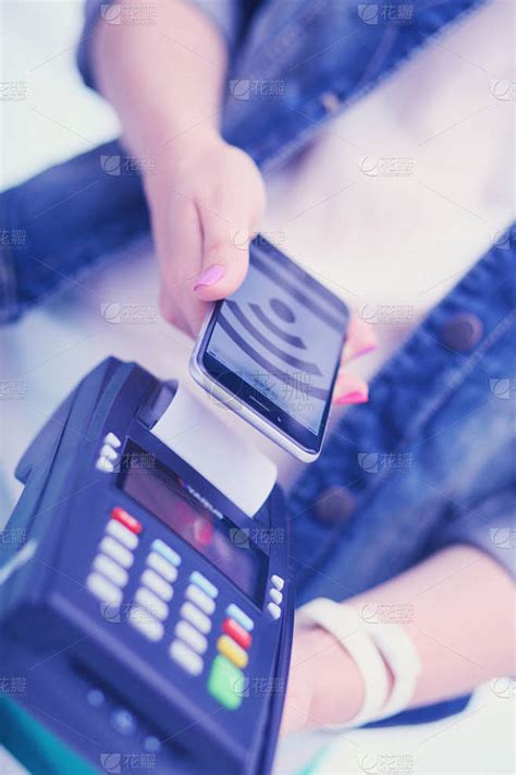 客户使用 Nfc 技术在商店购买智能手机。nfc 技术。客户支付