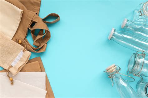 섬유 에코 백 종이 패키지 및 파란색 배경에 누워 유리 항아리 친환경 재사용 또는 폐기물 제로 개념 맨 위 보기 플랫 레이 0에 대한 스톡 사진 및 기타 이미지 Istock