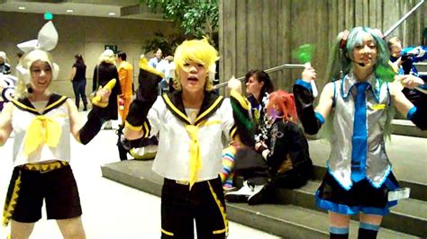 Sakura Con Vocaloid Dancing Hare Hare Yukai Youtube