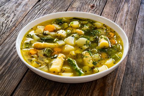 Farbenfroher Suppengenuss Spargelsuppe Mit Kartoffeln