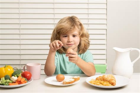 Niño Comiendo Huevo Niño Niño Comiendo Alimentos Orgánicos Saludables