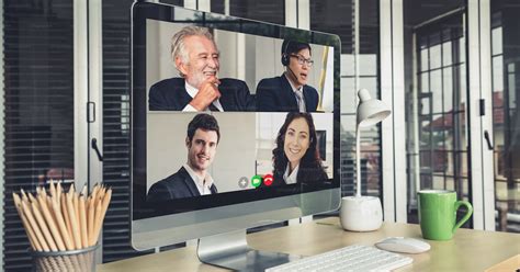 가상 작업 공간 또는 원격 사무실에서 만나는 화상 통화 사업가 스마트 비디오 기술을 사용하여 전문 기업 비즈니스의 동료와