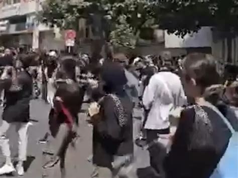 عضو مجلس خبرگان خداوند زنانی را که بی‌حجاب به عزاداری رفتند، مجازات می