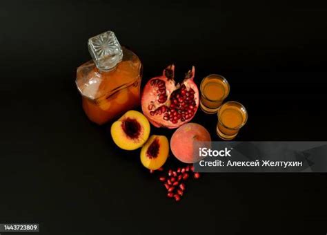 복숭아 석류 리큐어 수제 알코올 및 검은 배경에 익은 과일과 과일 0명에 대한 스톡 사진 및 기타 이미지 0명 가득 찬