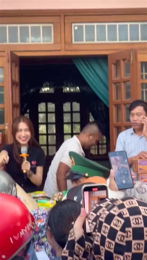 Ca Sĩ Hoà Minzy Một Cô Gái Xinh đẹpnhẹ Nhàng Và Dễ Thương Vừa Hát Hay