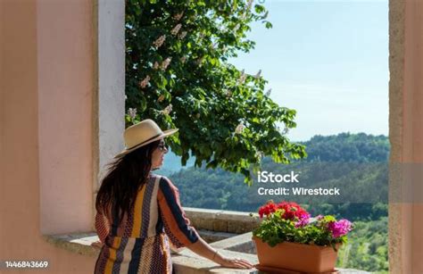 오래 된 건물의 테라스에 서서 여름에 아름다운 풍경을 바라보는 여자 건물 외관에 대한 스톡 사진 및 기타 이미지 건물 외관 건물 정면 건축 Istock