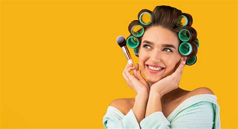 노란 배경 위에 서 메이크업 브러쉬를 들고 포즈를 취하는 여자 파노라마 20 29세에 대한 스톡 사진 및 기타 이미지 20