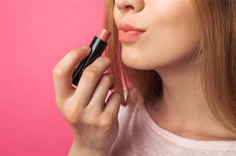어린 소녀 립스틱과 분홍색 배경 고립 된 재미와 아름 다운에 거울을 보고 입술을 페인트 가득 찬에 대한 스톡 사진 및 기타