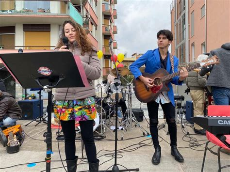 Albenga piazza De Andrè gremita e festa a ritmo di musica Buon