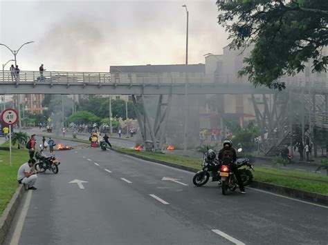 28a Esmad Empieza A Dispersar Personas Mientras Avanzan En Cali Las