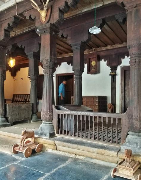 एक परन इमरत क सथ लकड क खलन
