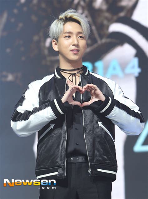 포토엔 비원에이포 B1A4 바로 카리스마 랩퍼의 하트 포즈 손에 잡히는 뉴스 눈에 보이는 뉴스 뉴스엔