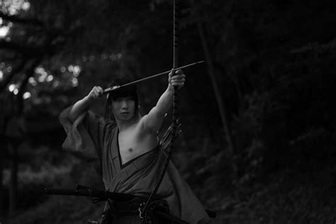 片腕を出して大弓を引く侍の無料の写真素材 Id82085｜フリー素材 ぱくたそ