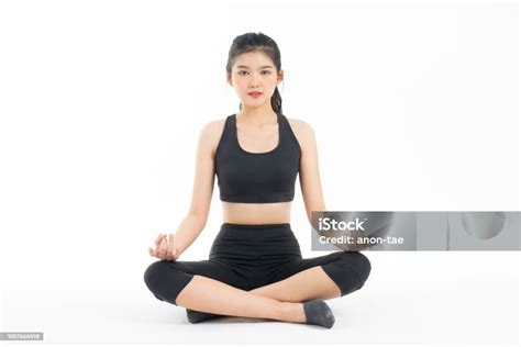 발랄 한 젊은 아시아 여자 요가 연습을 하 고 흰색 배경적합성에 대 한 건강 한 생활 개념에 고립 된 슬림 가냘픈에 대한 스톡