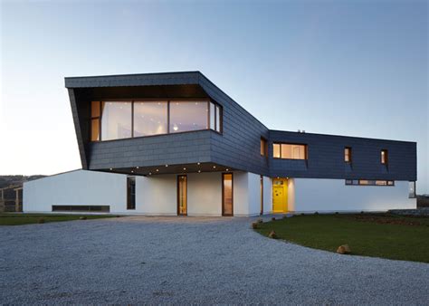 Alma Nac Skews Upper Level Of Split House To Capture Sea Views