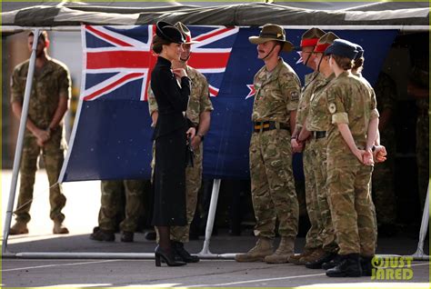 Photo Prince William Kate Middleton Meet The Troops 30 Photo 4821587