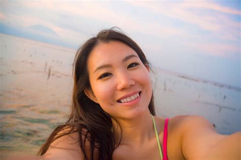 휴대폰 미소와 함께 자기 초상화 Selfie를 복용 하는 젊은 행복 하 고 아름 다운 아시아 한국 관광 여자 디지털 노 매드