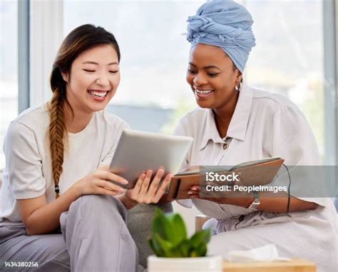 비즈니스 여성 창의적인 계획 및 디지털 태블릿 팀워크 아이디어 영감 및 스타트 업 에이전시의 인터넷 전략 미소 행복 다양성 협업 온라인 디자인 프로젝트에 흥분 비즈니스에