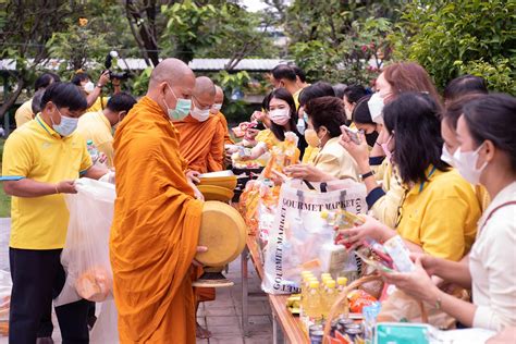 นิด้า ทำบุญตักบาตร เพื่อถวายเป็นพระราชกุศลแด่ในหลวง ร 9 สถาบัน