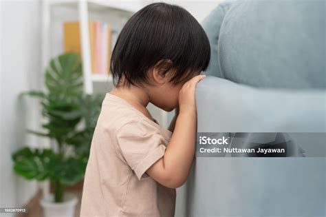 작은 아시아 아이들 아이 벽 집 옆에 서서 숨바꼭질을 하고 집에서 즐거운 시간을 보내는 사랑스러운 아이 행복한 가족은 아이들