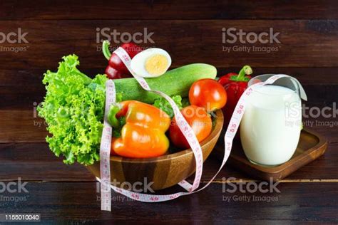 유리에 우유와 작은 일반적으로 녹색 잎이 많은 혼합물로 구성 된 나무 컵의 녹색 샐러드 0명에 대한 스톡 사진 및 기타 이미지 0명 건강한 생활방식 건강한 식생활