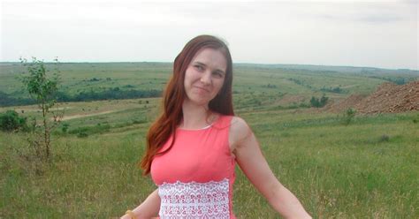 Desnuditas Desnudita Y Posando En Medio Del Campo