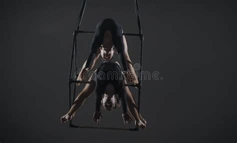 三个年轻的女杂技演员在悬在高度的立方体上摆姿势 空中体操运动员在演播室与黑暗对抗 库存图片 图片 包括有 艺术 背包 304904851