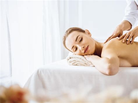 Hermosa Mujer Disfrutando De Un Masaje De Espalda Con Los Ojos Cerrados Concepto De Tratamiento