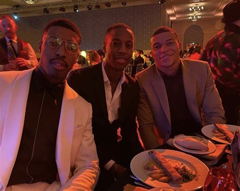 Prancis Masuk Final Ini Mbappe Saat Pose Dengan Kue Hingga Makan Di Resto