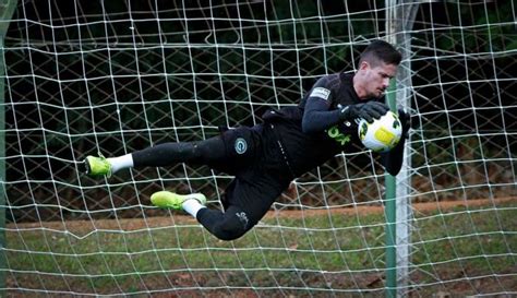 Goleiro do Goiás diz que arbitragem favoreceu o Flamengo