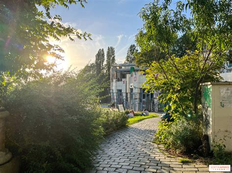 Le Parc De Belleville La Bulle Verte à Flanc De Colline Dans Le 20e