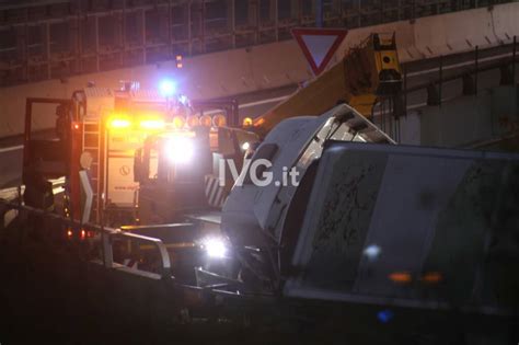 Incidente In Autostrada Camion Si Ribalta E Perde Gasolio Chiuso Lo Svincolo A A Verso