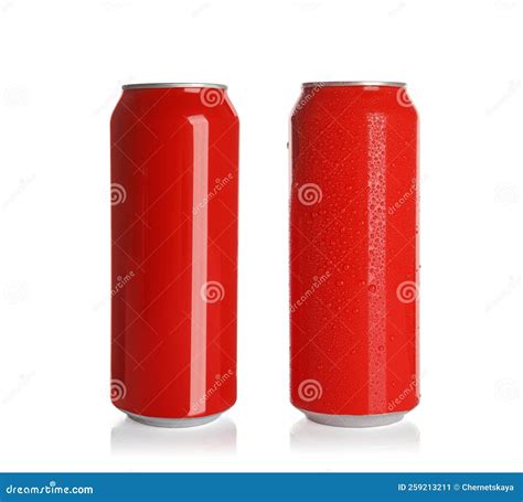 Latas De Bebidas De Aluminio Una Con Gotas De Agua Sobre Fondo Blanco