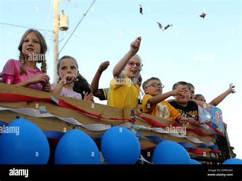 Parade Throwing Candy At Nate William Blog