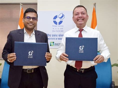 Iim Director Himanshu Rai And Collector Rishi Garg Signed Mou हरदा के