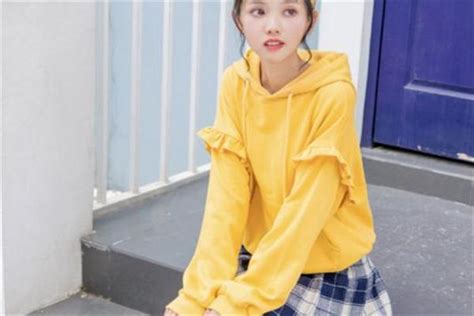 戈蔓婷女裝：衛衣搭配短裙子 滿滿少女感 每日頭條