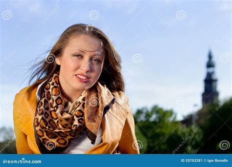 Verticale De La Jeune Belle Femme Image Stock Image Du Bonheur Longtemps 20703281