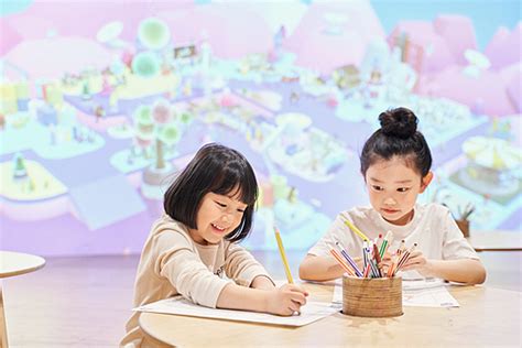 어린이 나이 유아교육 교육 유치원생 유치원 색칠놀이 페인팅하기 미술 미술과공예 소녀 여성 이미지