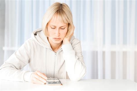 아늑한 집 인테리어에 앉아 현대 스마트 폰 장치를 사용하여 예쁜 여성의 클로즈업 이미지 휴대 전화를 통해 문자 메시지를 입력 하는 여성 손 소셜 네트워킹 개념 Brand