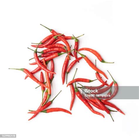 흰색 배경에 분리 된 슬라이스 붉은 칠리 페퍼와 칠리 페퍼 뜨겁고 매운 음식 야채 조미료 성분 가정 생활에 대한 스톡 사진 및