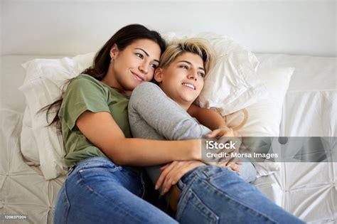 로맨틱 레즈비언 커플 휴식 에 침대 여자 동성애자에 대한 스톡 사진 및 기타 이미지 여자 동성애자 커플 2명 Istock