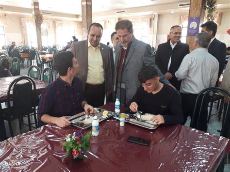 دکتر یعقوب محمدی‌فر با حضور در سلف مرکزی، با دانشجویان گفتگو کرده و