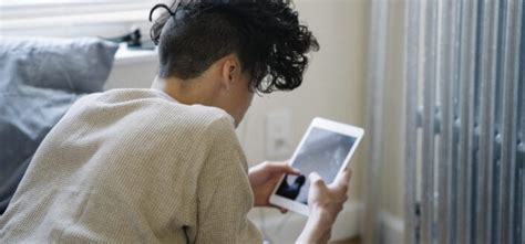 How To Text Your Crush Without Being Boring: Find Delightful Tips Here ...
