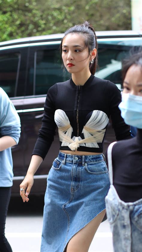 吴倩承认结婚生女后首公开营业 梳利落马尾秀美腿 搜狐大视野 搜狐新闻