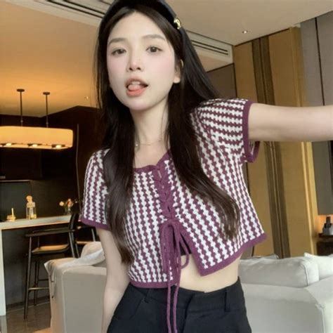 L A Shop พร้อมส่ง เสื้อไหมพรมแขนสั้น ลายตารางดีเทลเชือกผูกหน้าเก๋มาก