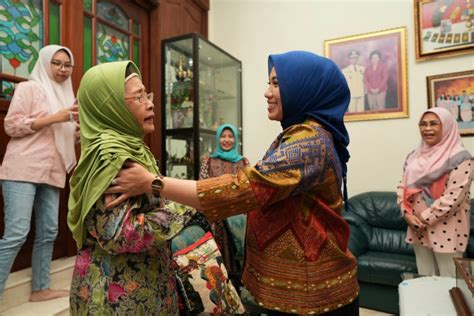 Hari Ibu Sofha Marwah Silaturahmi Kunjungi Tiga Tokoh Perempuan Sulsel Pluzid