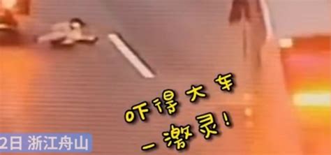 聞到汽油味兩女高速公路突跳車 旅巴司機嚇到心都快跳出來 星島日報