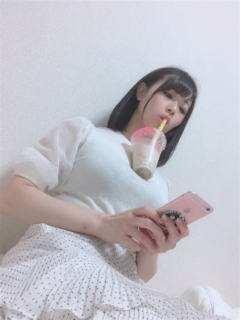 巨乳女生限定？！日本網瘋「放手喝珍奶」挑戰，小胸女生挑戰的話會毀掉整杯珍奶！