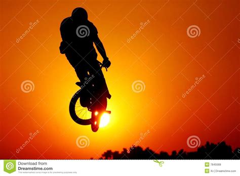 自行车bmx 库存照片 图片 包括有 街道 年轻 骑自行车的人 样式 红色 体育运动 晒裂 摩托车越野赛 7845568