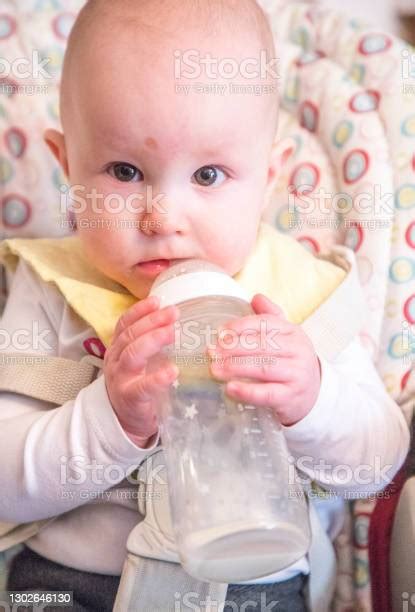 병에서 우유를 마시는 아이 2 3 살에 대한 스톡 사진 및 기타 이미지 2 3 살 가정 생활 가정의 방 Istock